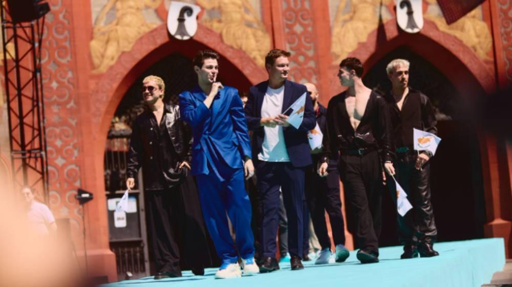 Theo Evan: Η εντυπωσιακή είσοδος στο τιρκουάζ χαλί της Eurovision ...