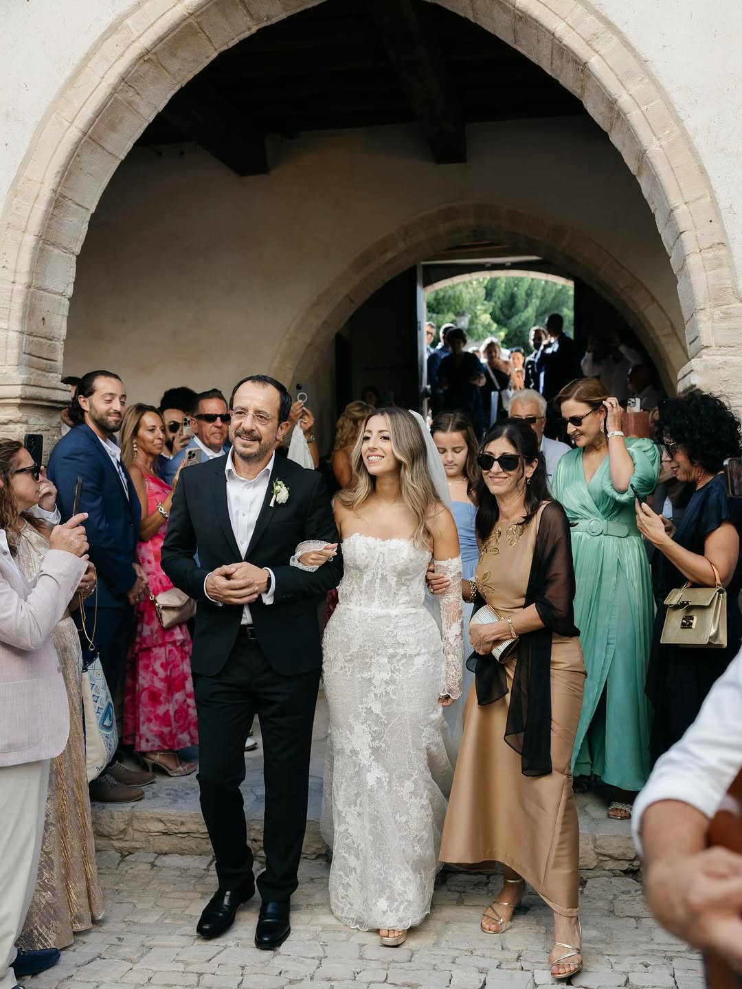 Νίκος Χριστοδουλίδης: Συνόδευσε την ανιψιά του στην εκκλησία [εικόνες ...