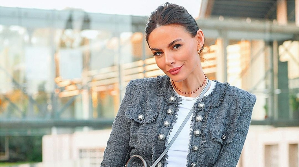 Ramona Filip: Άνοιξε την ντουλάπα της και μας έδειξε όλα της τα γάντια ...